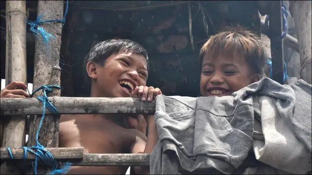 Viviendo entre los muertos en un cementerio de Manila - BBC News Mundo