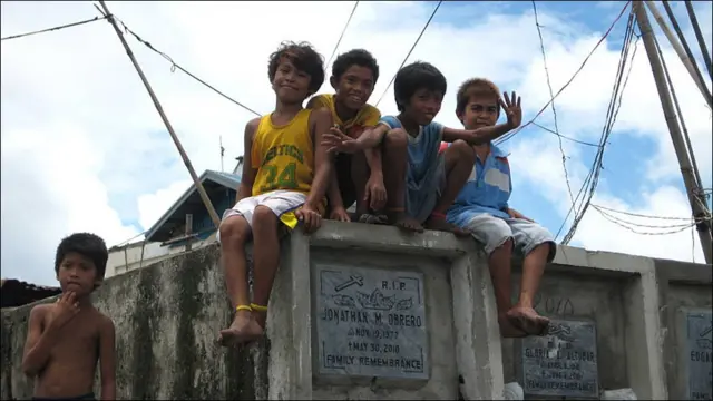 Viviendo entre los muertos en un cementerio de Manila - BBC News Mundo
