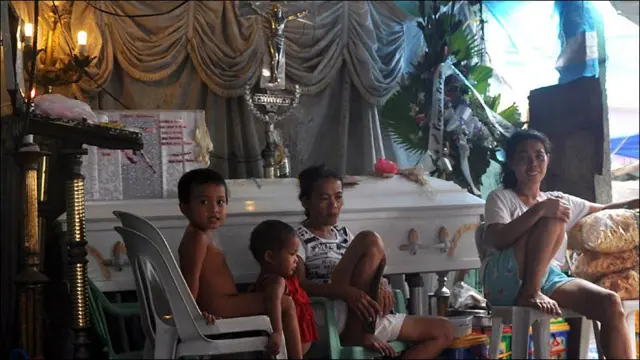 Viviendo entre los muertos en un cementerio de Manila - BBC News Mundo