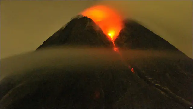 En fotos: Indonesia sigue bajo las cenizas del volcán - BBC News Mundo