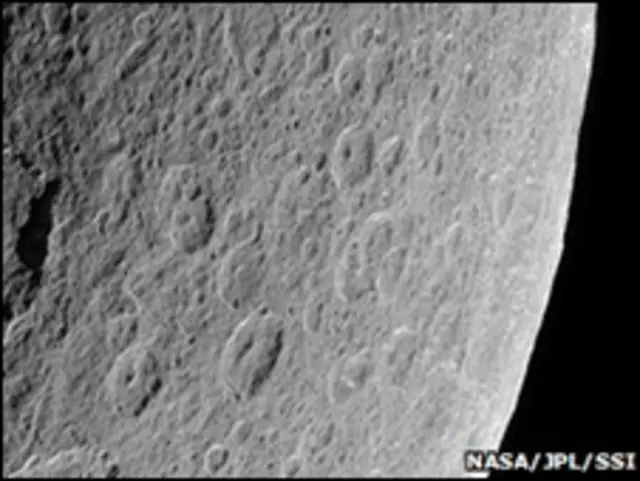 Hallan oxígeno en luna de Saturno - BBC News Mundo