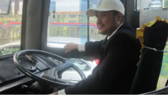 Perempuan di kerumunan supir pria Busway - BBC News Indonesia