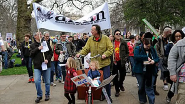 ¿Cómo calcular cuánta gente participa en una protesta? - BBC News Mundo
