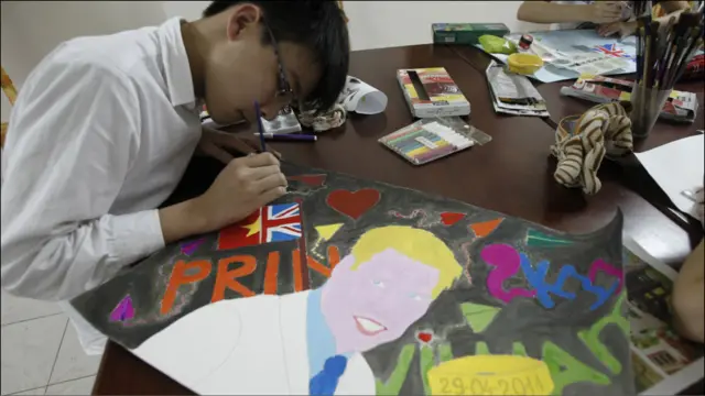 Thiếu nhi Hà Nội vẽ tranh mừng Đám cưới Hoàng gia - BBC News Tiếng Việt