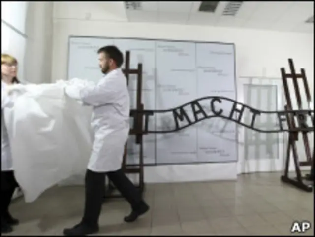 Após roubo, técnicos restauram letreiro original de Auschwitz - BBC ...