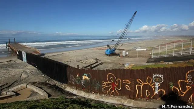 La valla fronteriza entre EE.UU. y México se adentra en el mar - BBC ...