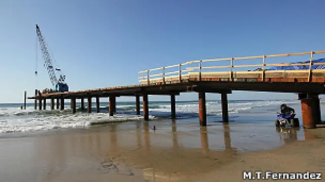La valla fronteriza entre EE.UU. y México se adentra en el mar - BBC ...