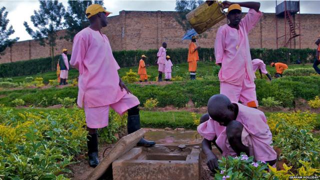 En fotos: las cárceles que funcionan a caca en Ruanda - BBC News Mundo