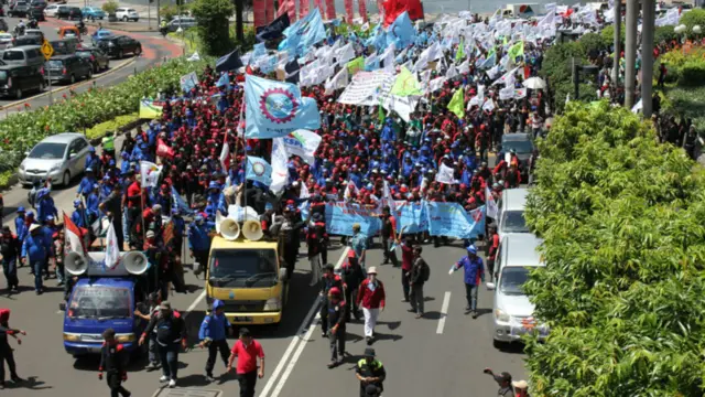 Demo buruh di Jakarta menentang kenaikan BBM - BBC News Indonesia