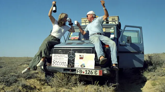 Ex-executivo alemão dá '20 voltas ao mundo' em caminhonete - BBC News ...