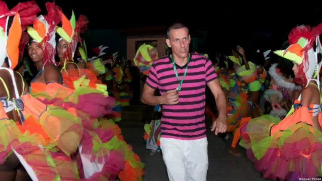 En fotos: junto a una de las comparsas más populares de La Habana - BBC ...
