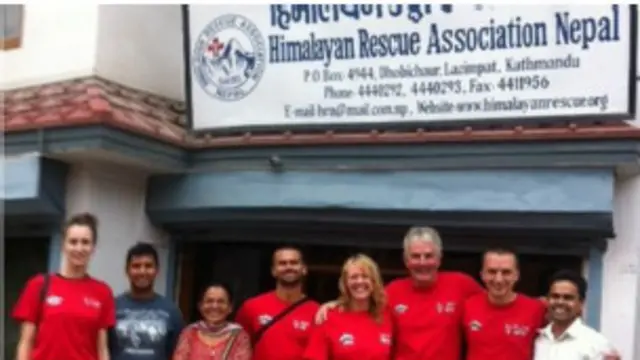 Los desafíos de un médico al pie del Monte Everest - BBC News Mundo