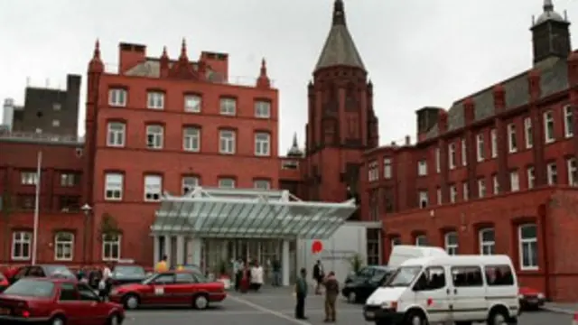 El trauma de alimentar a una hija anoréxica - BBC News Mundo