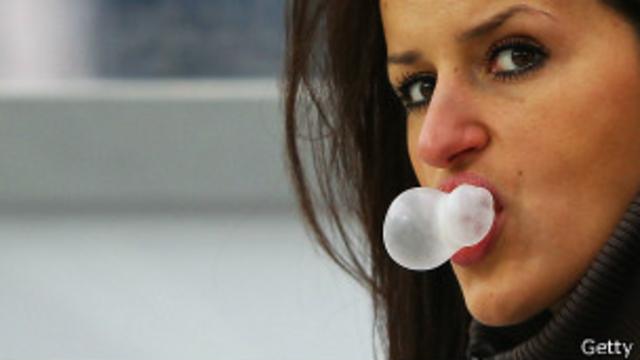 ¿Sirve mascar chicle para aumentar la concentración? - BBC News Mundo