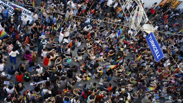Fotoğraflarla: Taksim'deki Trans Onur yürüyüşü - BBC News Türkçe
