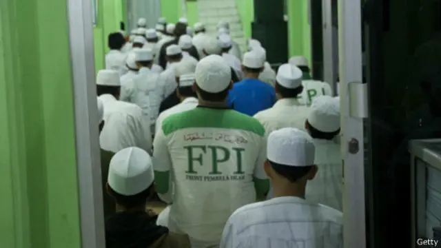 Apakah FPI dibubarkan, dibiarkan atau didukung dengan catatan? - BBC ...