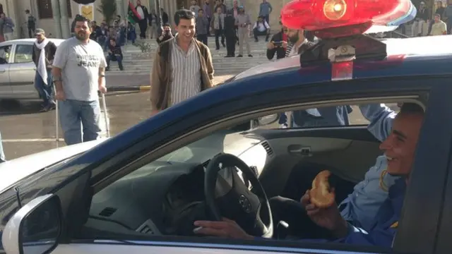 Libye: Laissez-nous manger nos gâteaux - BBC News Afrique