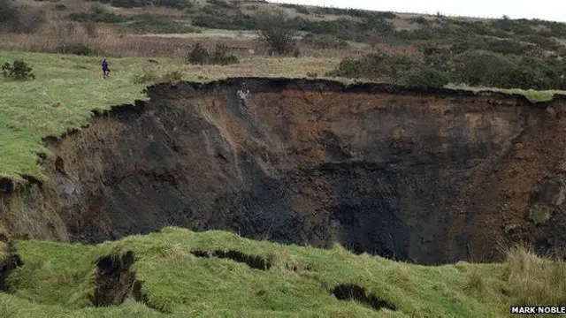 El inesperado socavón que se abrió en un pueblo de Inglaterra - BBC ...