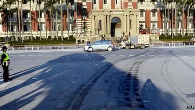 重型卡車在台北凱達格蘭大道上的剎車痕跡和行駛路線。（25/01/2014）