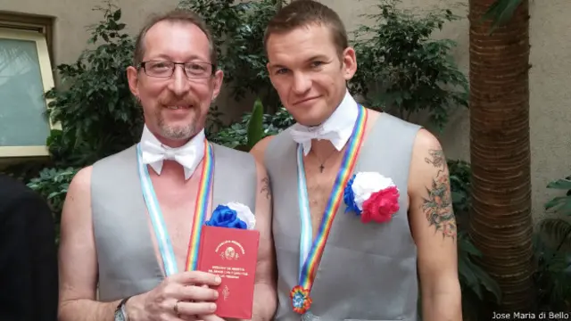 Casal gay russo foge da homofobia em Sochi para se casar em Buenos Aires - BBC News Brasil