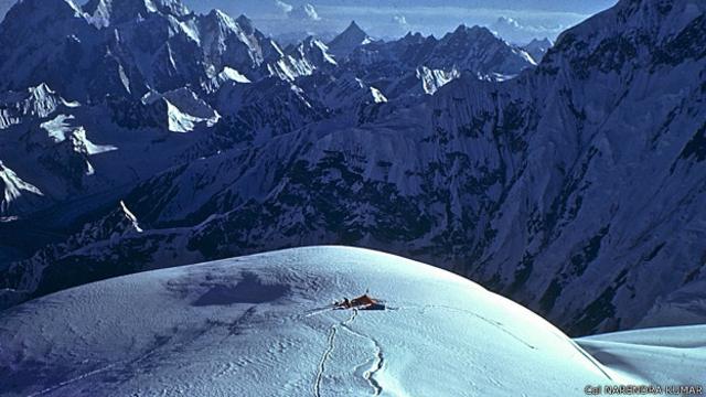 सियाचिन में बर्फ में दबा जवान जीवित मिला - BBC News हिंदी