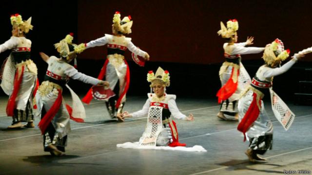 Ayu Bulantrisna menari sepenuh jiwa - BBC News Indonesia