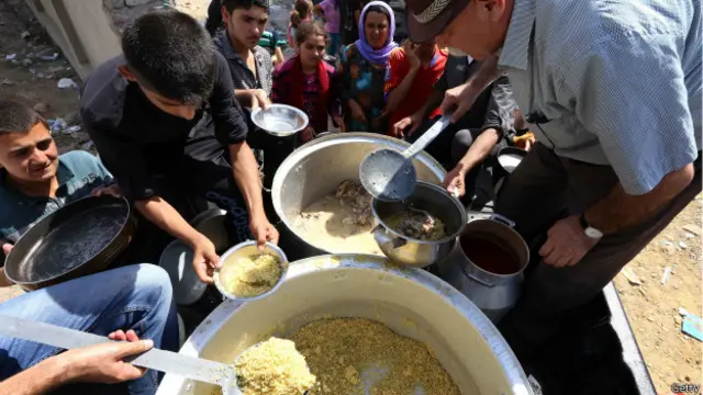 Lanzan paquetes con comida a yazidís que huyeron de ISIS en Irak - BBC ...