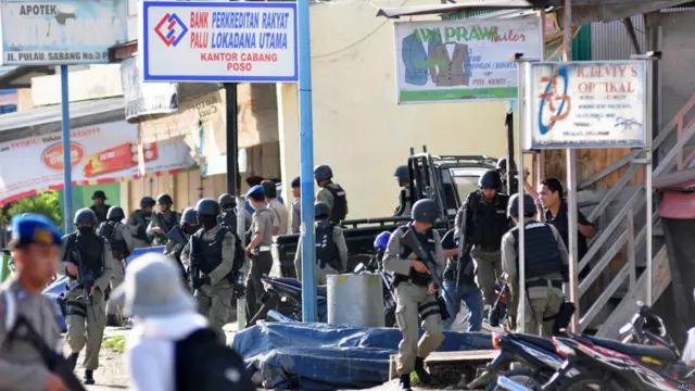 Polisi: kondisi alam hambat pengejaran kelompok Santoso di Poso - BBC ...