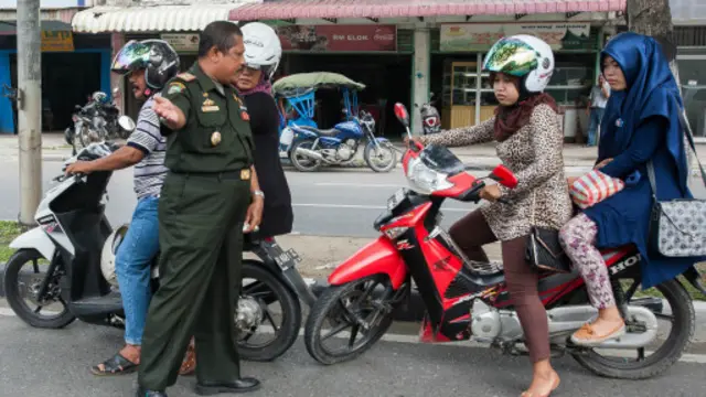 Polisi syariat Aceh razia pakaian ketat - BBC News Indonesia