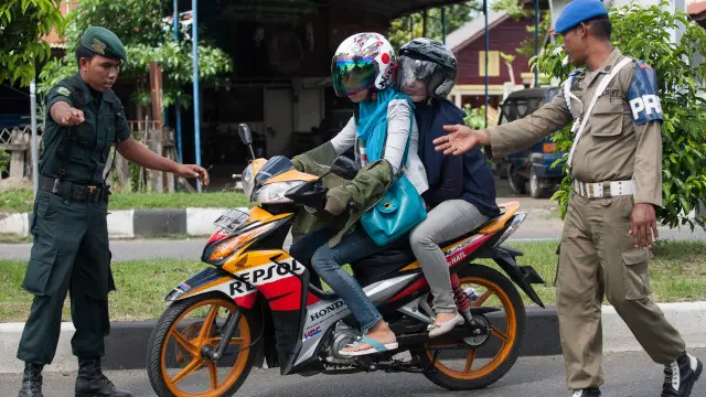 Antara larangan burkini, bikini dan celana ketat, apa kesamaan dan perbedaannya? - BBC News ...