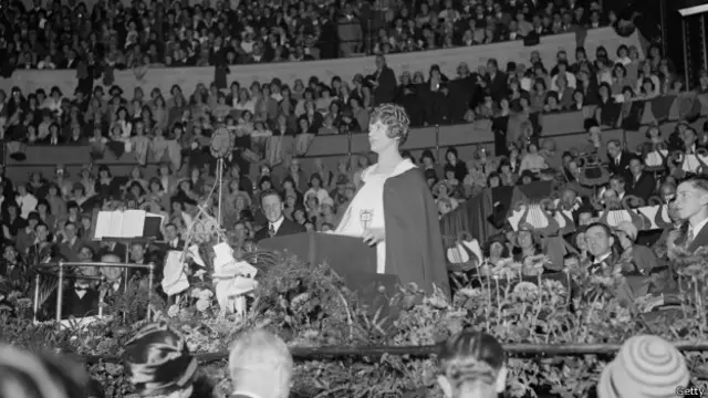 La extraodinaria historia de la mujer que cautivó a las masas con sus ...