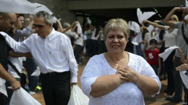 La hermana de Pablo Escobar que recorre las tumbas de las víctimas del ...