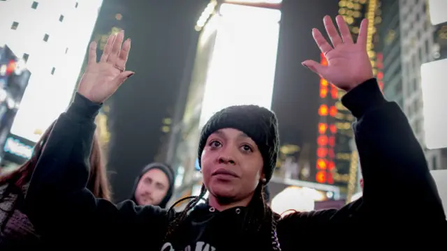 Eric Garner'ın ölümüne sebep olan polise takipsizlik - BBC News Türkçe