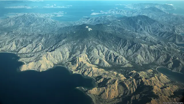 Pulau-pulau Indonesia Timur dari udara - BBC News Indonesia