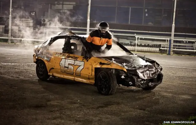 Las espectaculares imágenes de las carreras de choques - BBC News Mundo