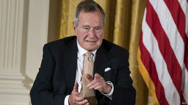 George Hw Bush Con Fondo De Bandera Americana