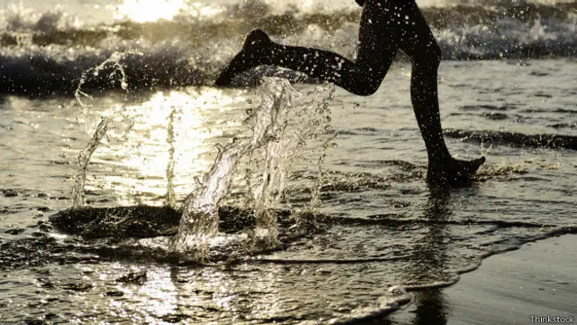 ¿Realmente beneficia correr descalzo? - BBC News Mundo