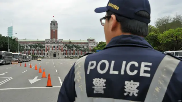 時隔一年台灣總統府再遭汽車衝撞無人傷 - BBC News 中文