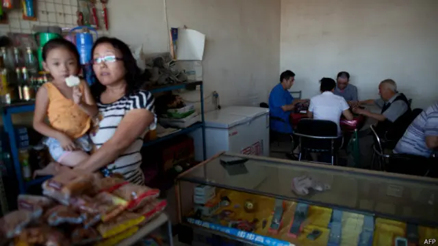 ¿Qué hicimos para crear un tenebroso lago tóxico? - BBC News Mundo