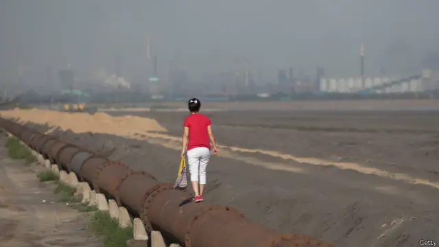 ¿Qué hicimos para crear un tenebroso lago tóxico? - BBC News Mundo