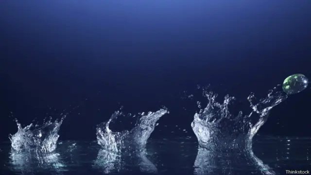 ¿Cómo lanzar una piedra para que rebote muchas veces contra el agua ...