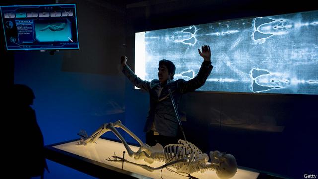 Conheça quatro teorias que tentam explicar os mistérios do Santo ...