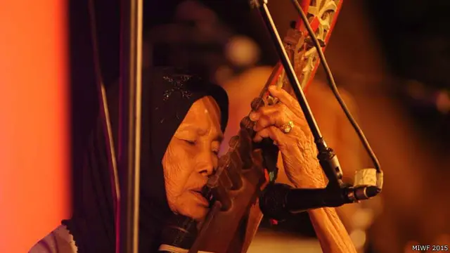 #TrenSosial: Satuni dan kecapi Mandar yang terlupa - BBC News Indonesia