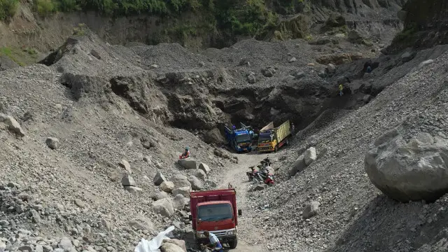 Penambangan pasir Merapi 'ancam' lingkungan - BBC News Indonesia
