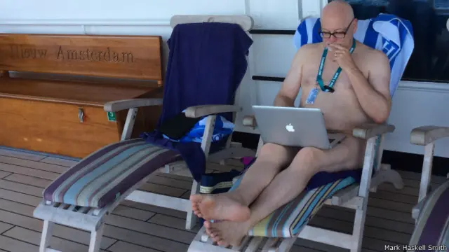 El hombre que pasó un año "desnudo" - BBC News Mundo