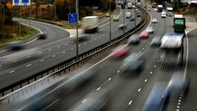 Elektrikli otomobili şarj eden yol - BBC News Türkçe