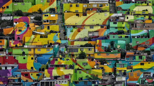 Palmitas, el barrio mexicano que combate la violencia con colores - BBC ...