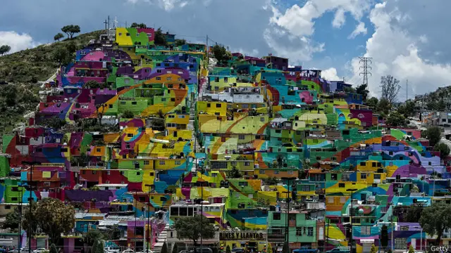 Palmitas, el barrio mexicano que combate la violencia con colores - BBC ...