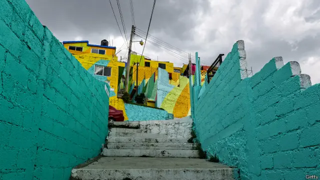 Palmitas, el barrio mexicano que combate la violencia con colores - BBC ...
