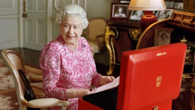 Rainha bate recorde de reinado mais longo; veja 16 curiosidades - BBC ...